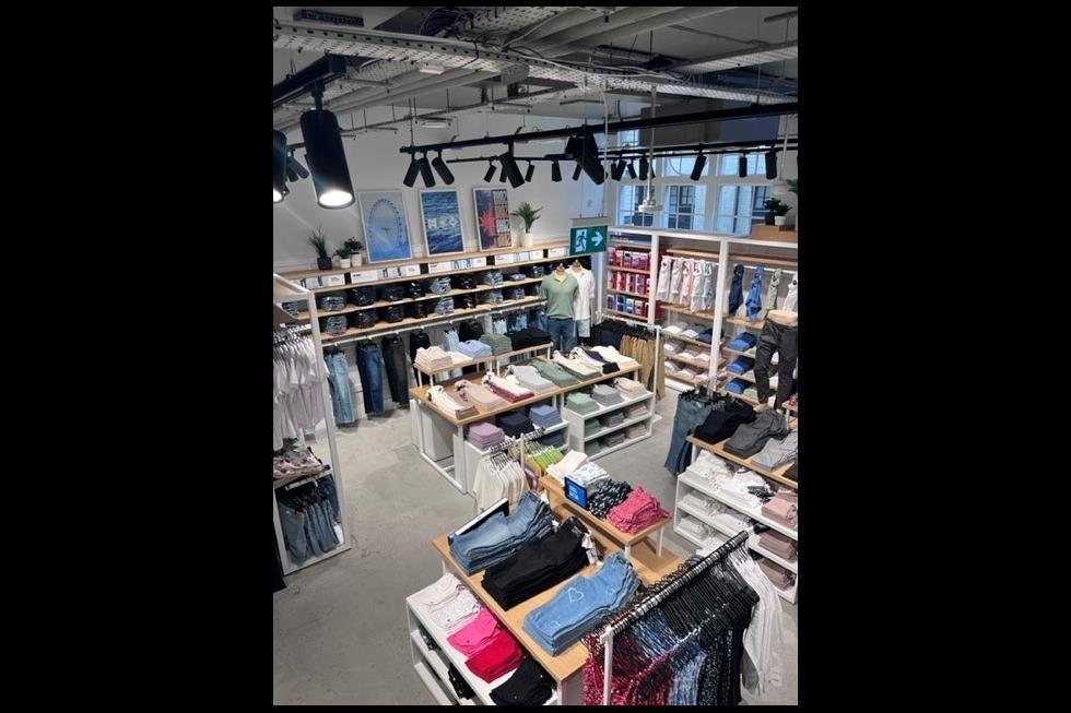 Store gallery: Inside Hollister’s new Gen Z store aesthetic | Gallery ...